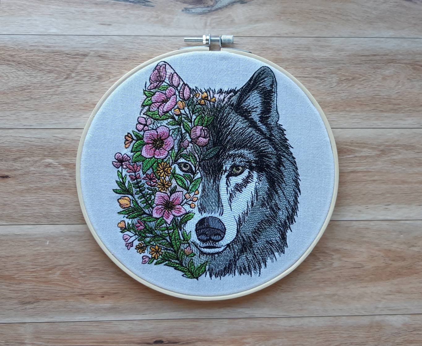 Embroidered Wolf Wall Hoop Art, 8" hoop – Full Spectrum Decor